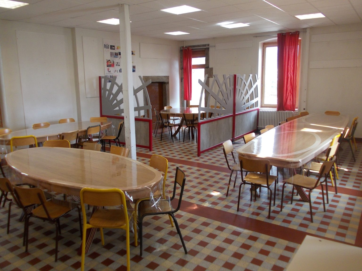 Des tables pour le réfectoire - ISMGG Ste Marie La Grand Grange